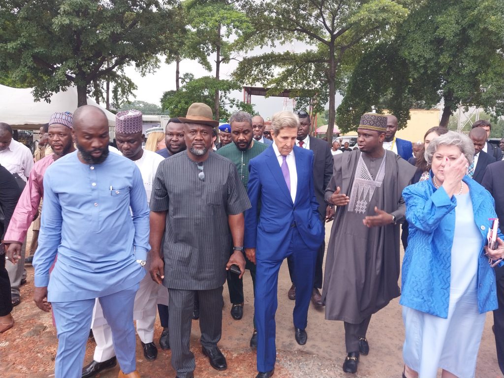 Senator John Kerry Inspects Wuse Market Solar Interconnected Mini-Grid ...